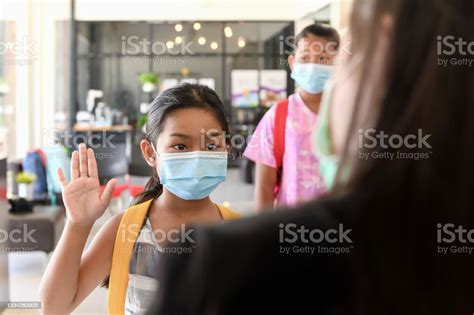 유치원 학생 소녀는 교사 사회적 상호 작용과 그녀의 손과 개인 정보 보고서를 제기 코로나바이러스 예방을 위한 교실에 들어가기 전에 유치원 학생들을 선별합니다 3 명에 대한