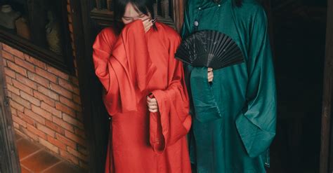 전통 의상을 입고 부채를 든 여성들 · 무료 스톡 사진