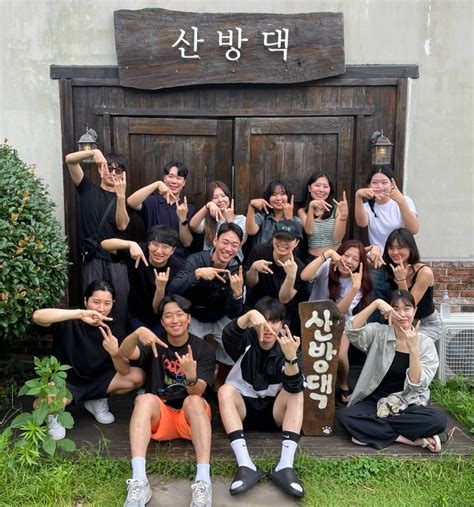 제주도게스트하우스 산방댁 다 같이 산방댁 시그니처 포즈로 대문샷🏡 온통 밝은 기운으로 가득했느던 날 어느분이 말씀 하시기를 매일 올때마다 다른 분위기여서 기대된다고