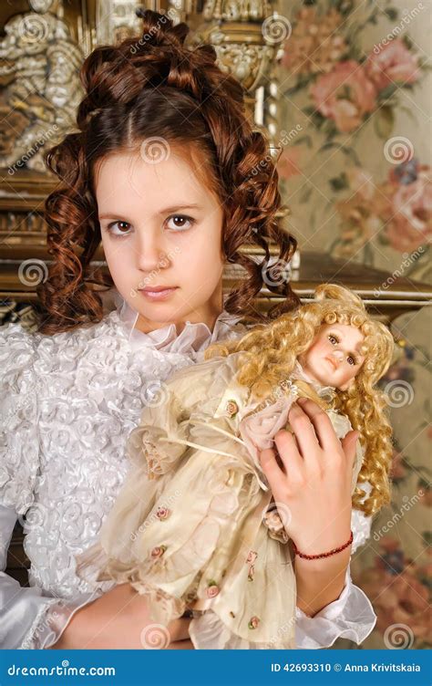Retro Ritratto Di Una Ragazza Con Una Bambola Della Porcellana