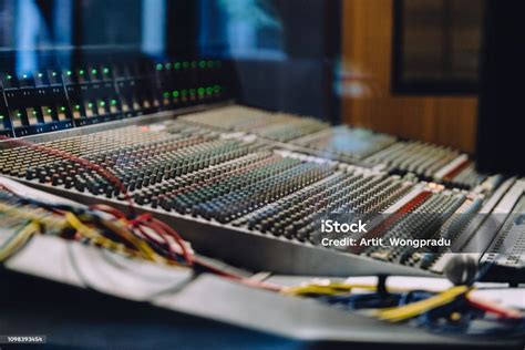 전문적인 Soundboard 녹음 스튜디오에서 단추 및 슬라이더 코드와 마이크 오디오 믹서 컨트롤 패널을 포함 한 Dj에 대한 스톡 사진 및 기타 이미지 Istock