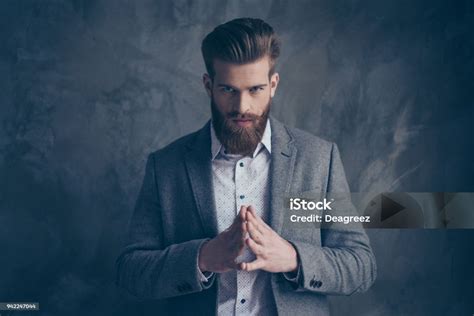 콧수염과 수염으로 잘생긴 세련 된 젊은이의 초상화를 유지 조용 하 고 계획 한 명의 남자만에 대한 스톡 사진 및 기타 이미지 한 명의 남자만 한 사람 남자 Istock