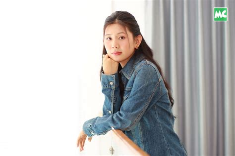 မိန်းကလေး ပရိသတ်တွေ ဝိုင်းချစ်လို့ ပျော်နေတဲ့ Hpring