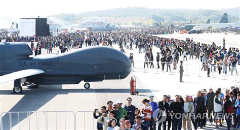 인파로 북적이는 Adex 연합뉴스