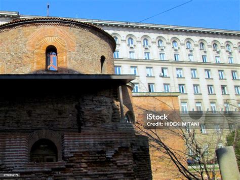소피아 겨울 맑은 푸른 맑은 하늘 고대 불가리아 정교회 세인트 조지 원형 홀 교회 벌거 벗은 나무 가지와 주변의 벽돌 벽