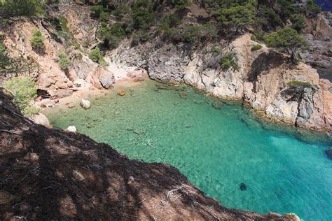 Esta Cala De La Costa Brava Es Tan Cristalina Que Produce La Sensación De Levitar Cala Dels