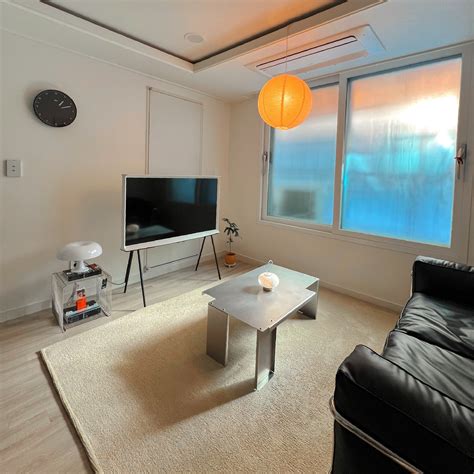 블랙and실버 모던의 정석 디자이너의 감각적인 투룸 스타일링 라이프스타일 슈퍼앱 오늘의집 블랙and실버 모던의 정석 디자이너의 감각적인 투룸 스타일링 라이프스타일 슈퍼앱 오늘의집