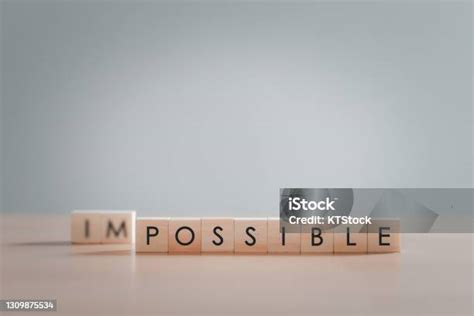 나무 블록에 텍스트 가능한 불가능을 떠나 가능하게 비즈니스 성공 도전 동기 부여 행동과 달성 목표 성취및 가능한 개념 역경에