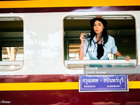 Conceptbeautiful 여행자 여자 Wondow 기차에 카메라를 들고 기차 Stationwoman에 여행 태국어 알파벳 방콕 및 Kabinburi 주 대상 이다입니다