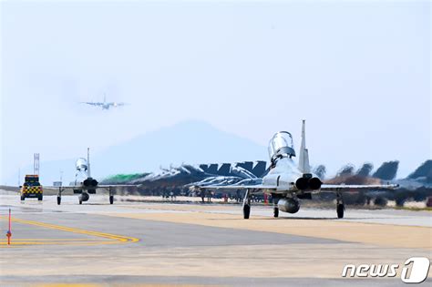 한미 공군 항공기 100여 대 참여 연합편대군종합훈련 실시 뉴스1