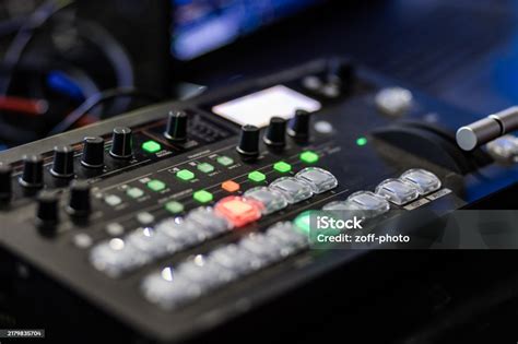 녹음 스튜디오 환경에서 오디오 믹싱 및 사운드 관리에 사용되는 버튼과 노브가 있는 제어판 0명에 대한 스톡 사진 및 기타 이미지 0명 Live Event