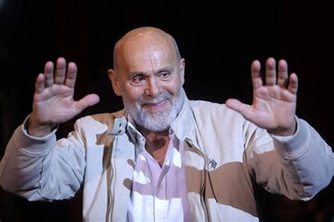 نوه جمشید هاشم پور در آغوش پدربزرگ عکس