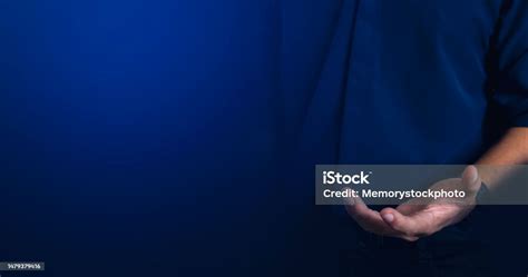 검은 배경 위에 무언가를 보여주거나 주는 남성 손 소프트 포커스와 배경의 빛 위에 복사 공간 Cpu에 대한 스톡 사진 및 기타 이미지 Istock