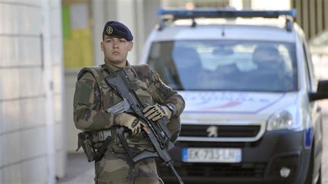 Тежко е състоянието на извършителя на вчерашния атентат в Париж Новини бг