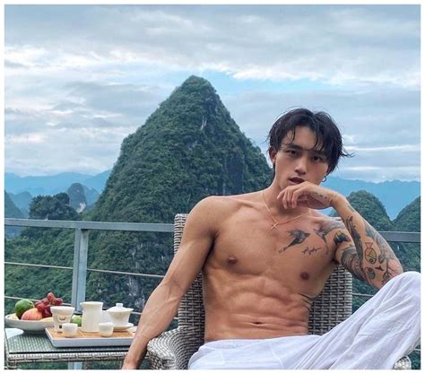 爱拼的痞帅纹身肌肉男，拽拽的他更有质感腹肌和人鱼线“加身”