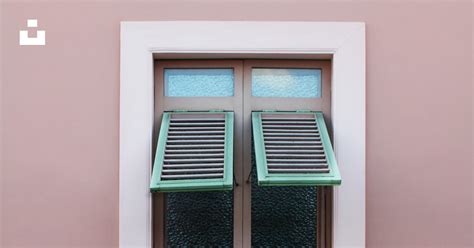 열린 흰색 청록색과 갈색 나무 루버 창 패널 사진 Unsplash의 무료 분홍색 이미지