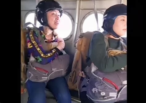 لحظات نفس‌گیر و هیجان‌انگیز سقوط آزاد چند زن از یک هواپیما فیلم