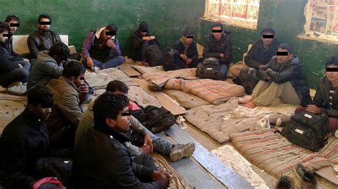 21 нелегални задържани в стара къща в Бургас снимки Новини бг