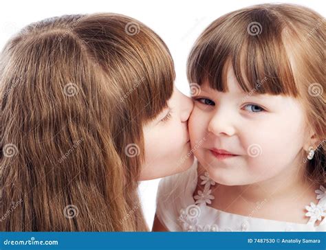 Ragazza Che Bacia La Sua Sorella Fotografia Stock Immagine Di Abile