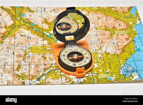 Kompass Und Karte Der Magnetkompass Liegt Auf Einer Topografischen