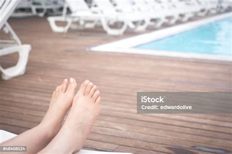 Beine Und Füße Der Frau Beim Sonnenbaden Auf Der Sonnenliege Im Sommer