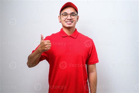 Asiatischer Lieferbote In Roter Uniform Und Kappe Lächelnd Und Daumen