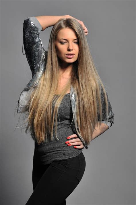 Portrait De La Jeune Belle Pose De Femme Photo Stock Image Du Bonheur Occasionnel