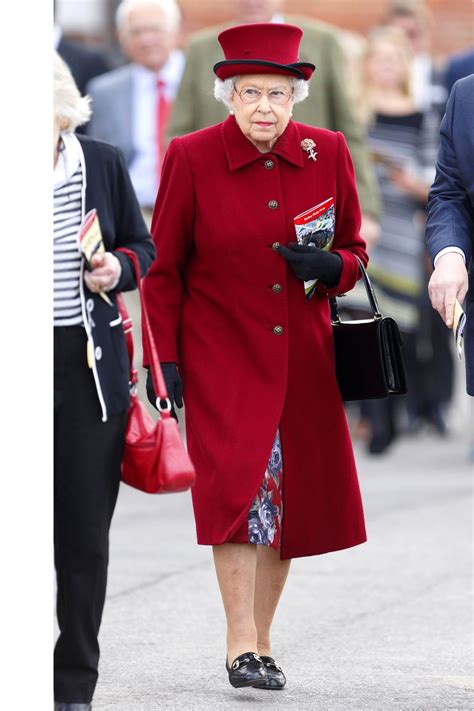 Queen Elizabeths Best Style Moments Over The Years Queen Elizabeth