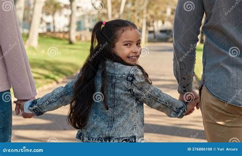 Partez Pour Vous Amuser Avec Papa Et Maman Une Adorable Petite Fille
