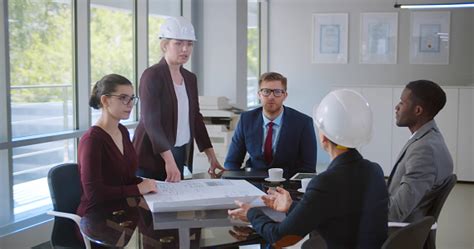 다양한 남녀 엔지니어와 건축가로 구성된 팀이 건설 계획을 논의합니다 건물 외관에 대한 스톡 사진 및 기타 이미지 건물 외관 건설 산업 건설업자 Istock