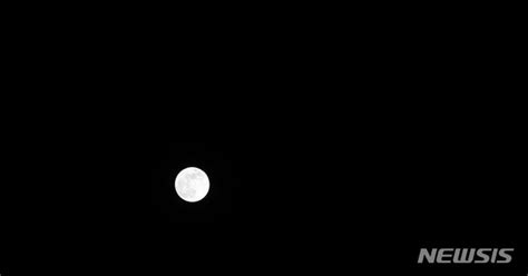 나란히 보이는 보름달과 화성