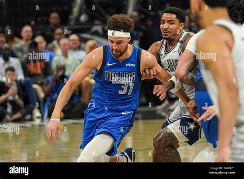 Orlando Florida Usa March 27 2025 Dallas Mavericks Guard Klay Thompson 31 Rushes Pass Gary