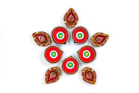 해피 디왈리 디파발리 빛 축제 축제 동안 점토 디야 램프 조명 흰색 배경에 다채로운 전통적인 오일 램프 Diya 텍스트의 공간을 복사합니다 0명에 대한 스톡 사진 및 기타