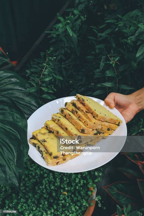 손으로 들고 흰색 접시 수 제 높은 섬유 자연 건강 식품 슬라이스 호밀 빵 도마에 녹색 배경의 씨앗이있는 통곡물 호밀 빵 갈색에 대한 스톡 사진 및 기타 이미지 Istock