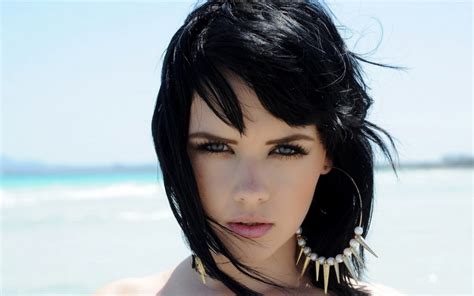 큰 귀걸이를 쓰고있는 소녀 배경화면 Phoneky에서 모바일로 다운로드