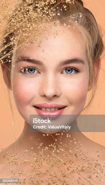 얼굴의 건강한 피부를 가진 젊은 아름다운 여자의 초상화 매력적인 소녀 와 A 무리 봄 필드 꽃 20 24세에 대한 스톡 사진 및 기타 이미지 Istock