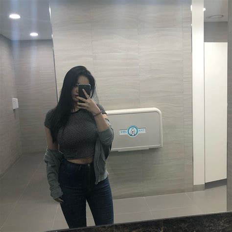 Bathroom Selfie R2busty2hide