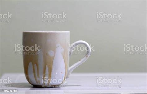 흰색 배경과 텍스트에 대한 여유 공간이있는 흰색 커피 컵에 커피 얼룩 0명에 대한 스톡 사진 및 기타 이미지 0명 가득 찬 각도 Istock