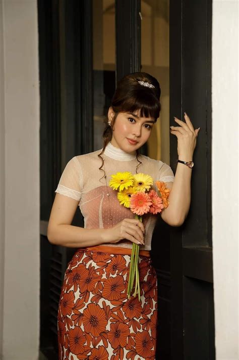 ဇရာကတော့ တားမရဘူး မောင်ရေ မမ ရဲ့ အလှ လိုပေါ့ဆိုပြီး စနောက်ကာ ရိုက်ကွင်းထက်က အလှပုံရိပ်လေးတွေကို