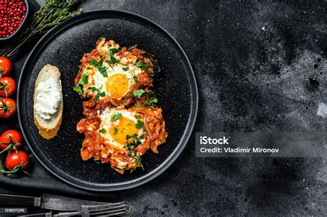 전통 이스라엘 요리 요리 Shakshuka 토마토와 파프리카를 곁들인 계란 튀김 검은 색 배경입니다 맨 위 보기 복사 공간 Shakshouka에 대한 스톡 사진 및 기타