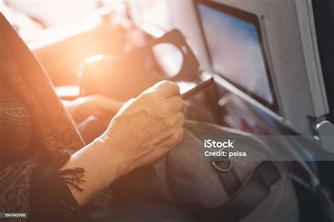 비행기에서 스마트폰을 사용 하는 여성 여행자 여객 항공기에 휴대 전화를 들고입니다 여행 및 연결 관광객에 대한 스톡 사진 및 기타 이미지 Istock