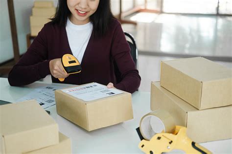 여성 온라인 비즈니스 소유자는 소포의 배송 라벨을 스캔합니다 20 24세에 대한 스톡 사진 및 기타 이미지 20 24세 건강관리와 의술 고객 Istock