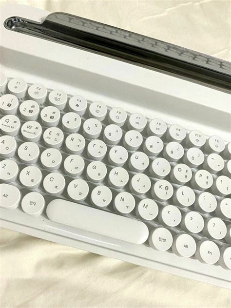 Yunzii Actto B303 Wireless Keyboard In Snow White Retro Multidevice Keyboard With Stand And