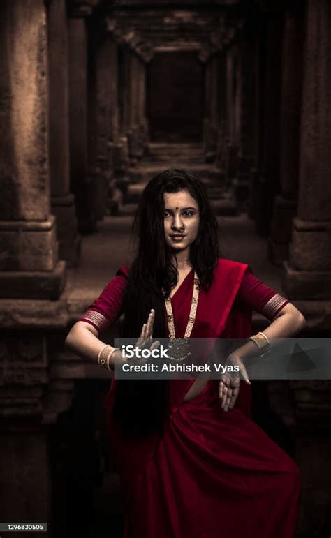 Potret Gadis India Cantik Di Warisan Stepwell Mengenakan Saree Merah