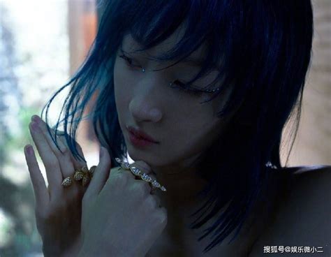 周冬雨金九双封写真，蓝色短发，半裸身真空出镜！ 搜狐大视野 搜狐新闻