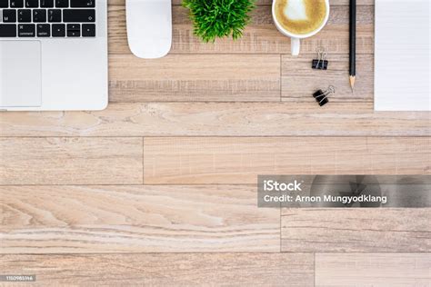 노트북 마우스 나무 검은 클립 심장 라 떼 커피 컵 노트북 연필 나무 질감 배경에 사무실 책상 평면 누워 보기 교육에 대한 스톡