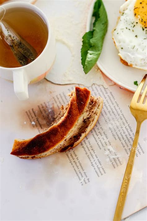 갈라지다 높은 각도보기 물 수직 쐈어 술을 마시다 유리 음료 접시 커피 컵 테이블 하얀색 확대에 관한 무료 스톡 사진