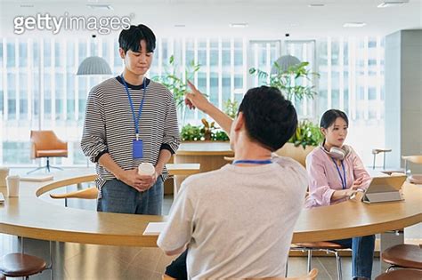 화이트칼라 전문직 팀워크 협력 동료 역할 스타트업 공유오피스 꾸중 말하기 이미지 Jv13680767 게티이미지뱅크