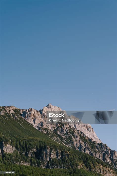 돌로미티 남부 석회암 알프스 시스템에서 동부 알프스의 산맥 배열은 이탈리아의 북동부에 위치하고 있습니다 화창한 10 월 날 흐린 푸른 하늘 0명에 대한 스톡 사진 및 기타