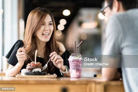 아시아 몇 날짜를 즐기는 하 고 카페에서 얘기입니다 채팅을 하 고 레스토랑 카페에서 남자 친구와 함께 웃 고 여자를 행복 한